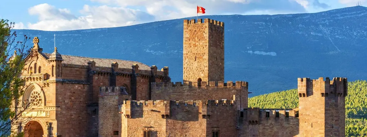 No es el Castillo de Olite: el increíble castillo medieval donde nació ...