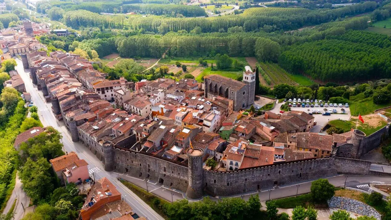 Su castillo se construyó sobre un volcán: el desconocido pueblo ...