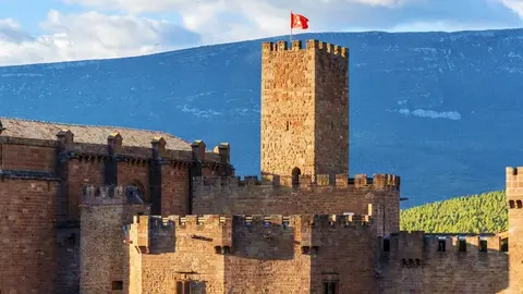 Surcada por el río Arga: la ciudad navarra con murallas medievales y ...