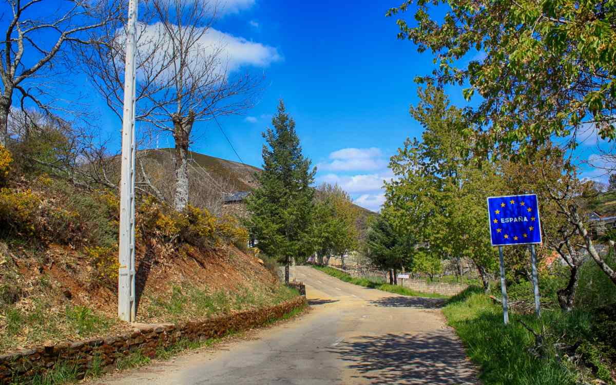 El pueblo español que tiene dos idiomas y dos husos horarios