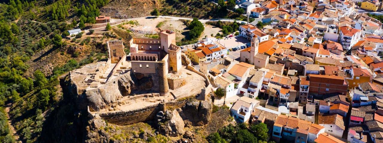 Sobre un volcán y entre 2 ríos: el impresionante castillo de Valencia ...