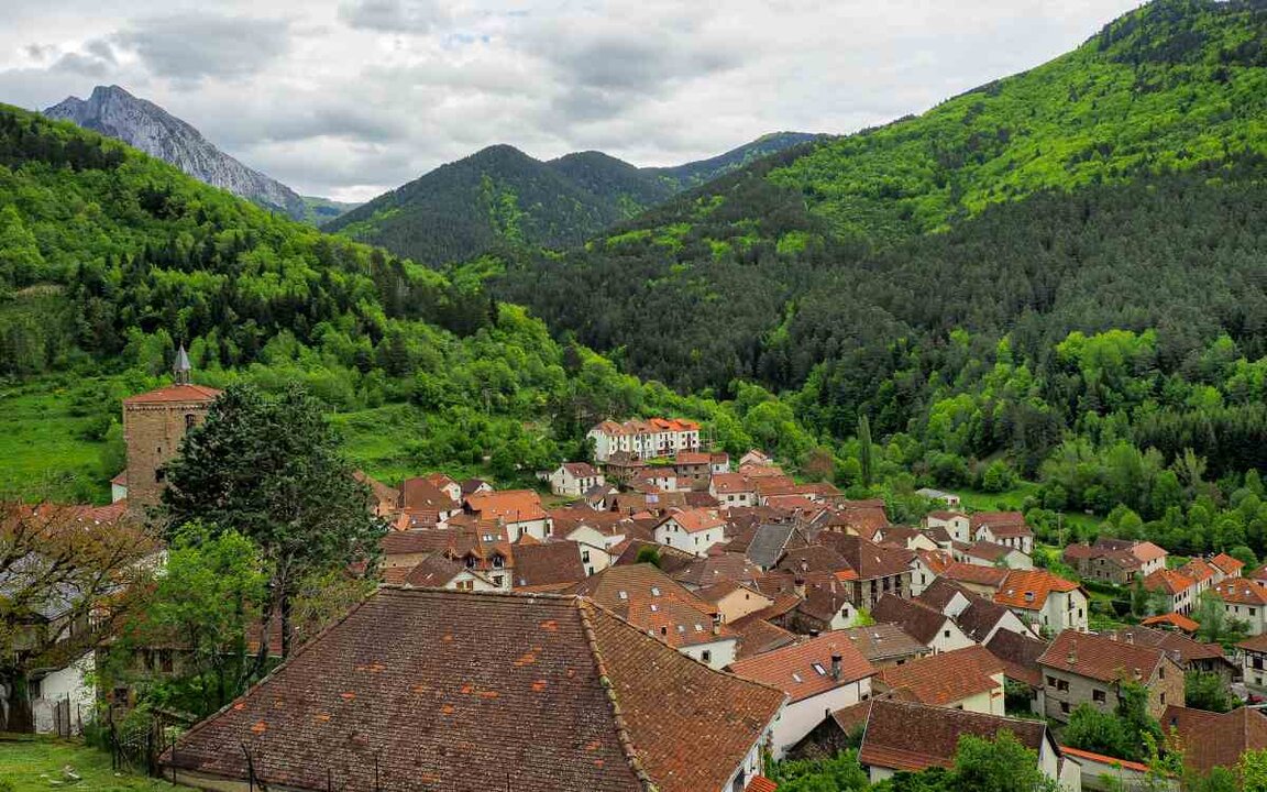 Entre 3 ríos en el Pirineo navarro: descubre un bello pueblo rodeado de ...
