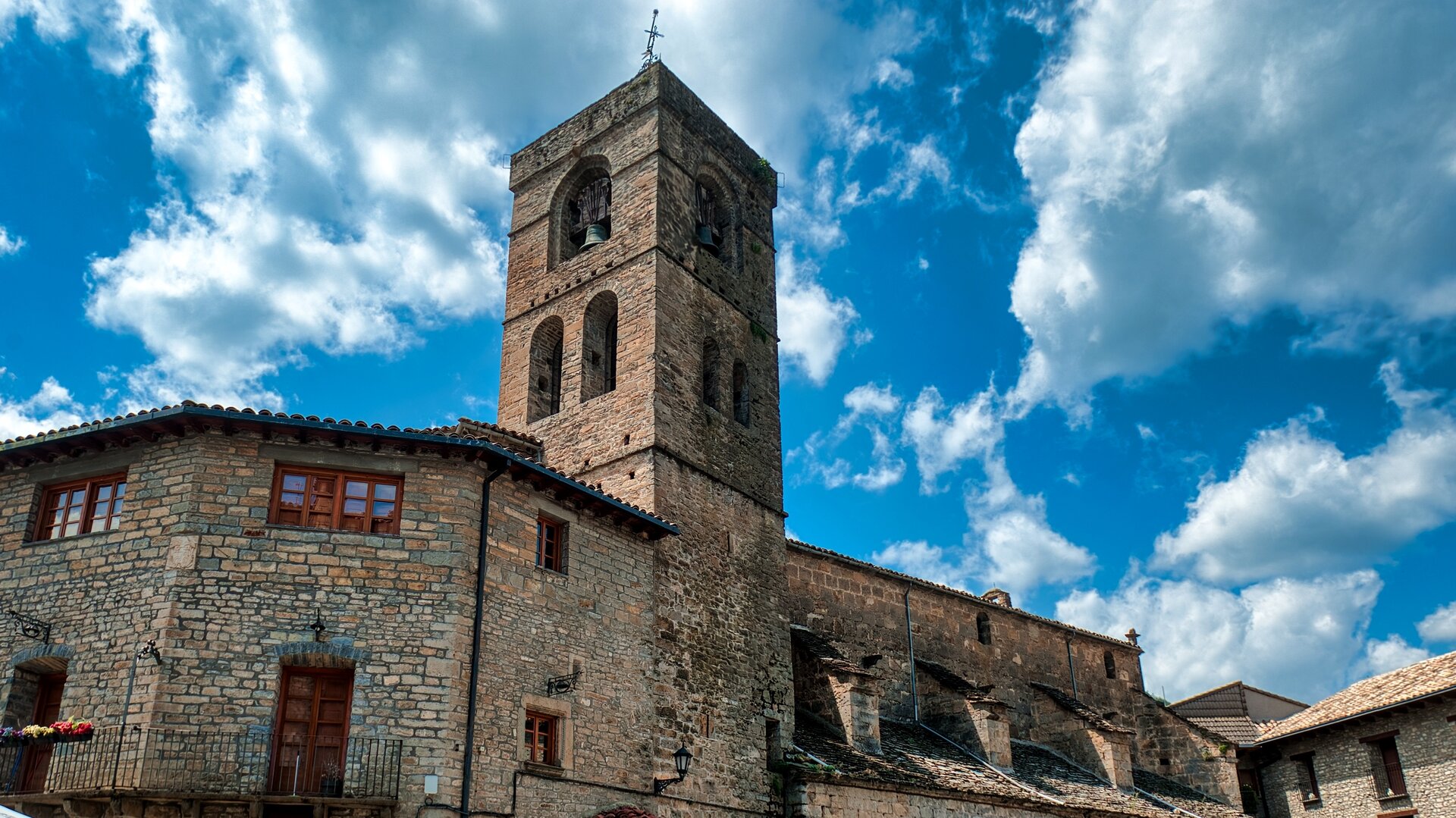 A orillas del río Ara: el pintoresco pueblo de Huesca a un paso del ...
