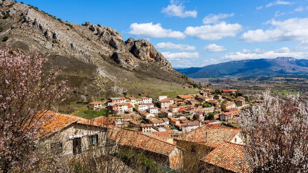 Tiene el mayor diapiro de Europa: la villa de cuento con piscinas de ...