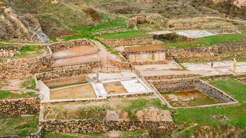 Tiene el mayor diapiro de Europa: la villa de cuento con piscinas de ...